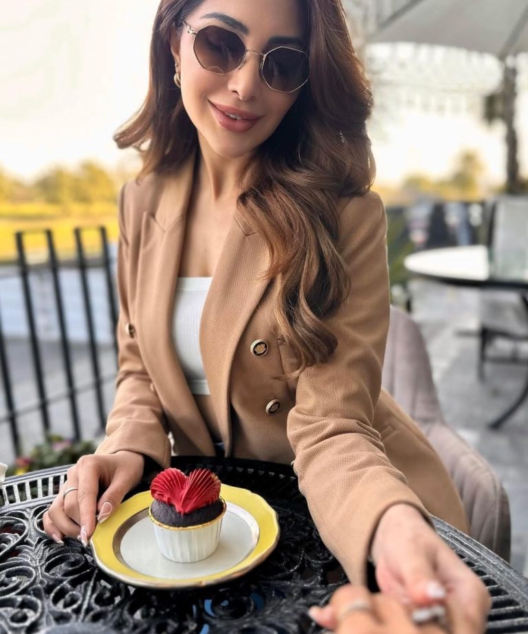 Sabeeka Imam New Gorgeous Pictures With Friends | Reviewit.pk