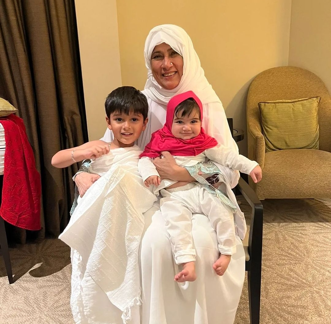 Sania Mirza Pictures With Family From Khana Kaaba, Makkah | Reviewit.pk