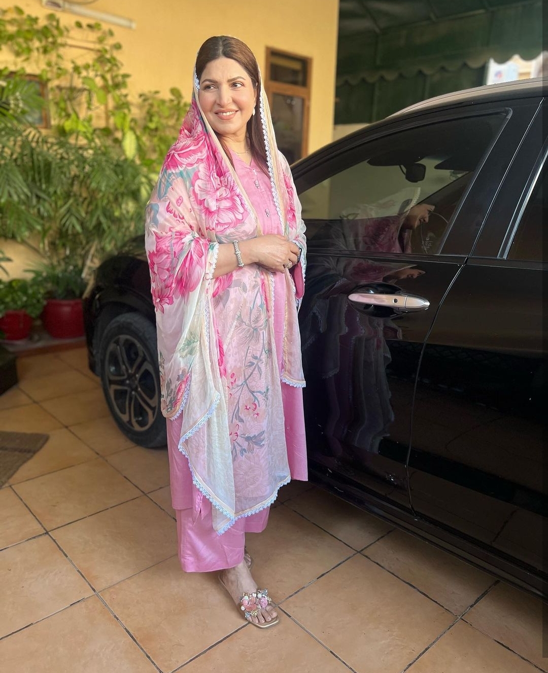 Shagufta Ejaz Shares New Adorable Pictures with Family | Reviewit.pk