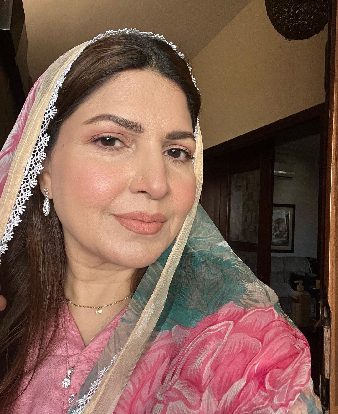 Shagufta Ejaz Shares New Adorable Pictures with Family | Reviewit.pk