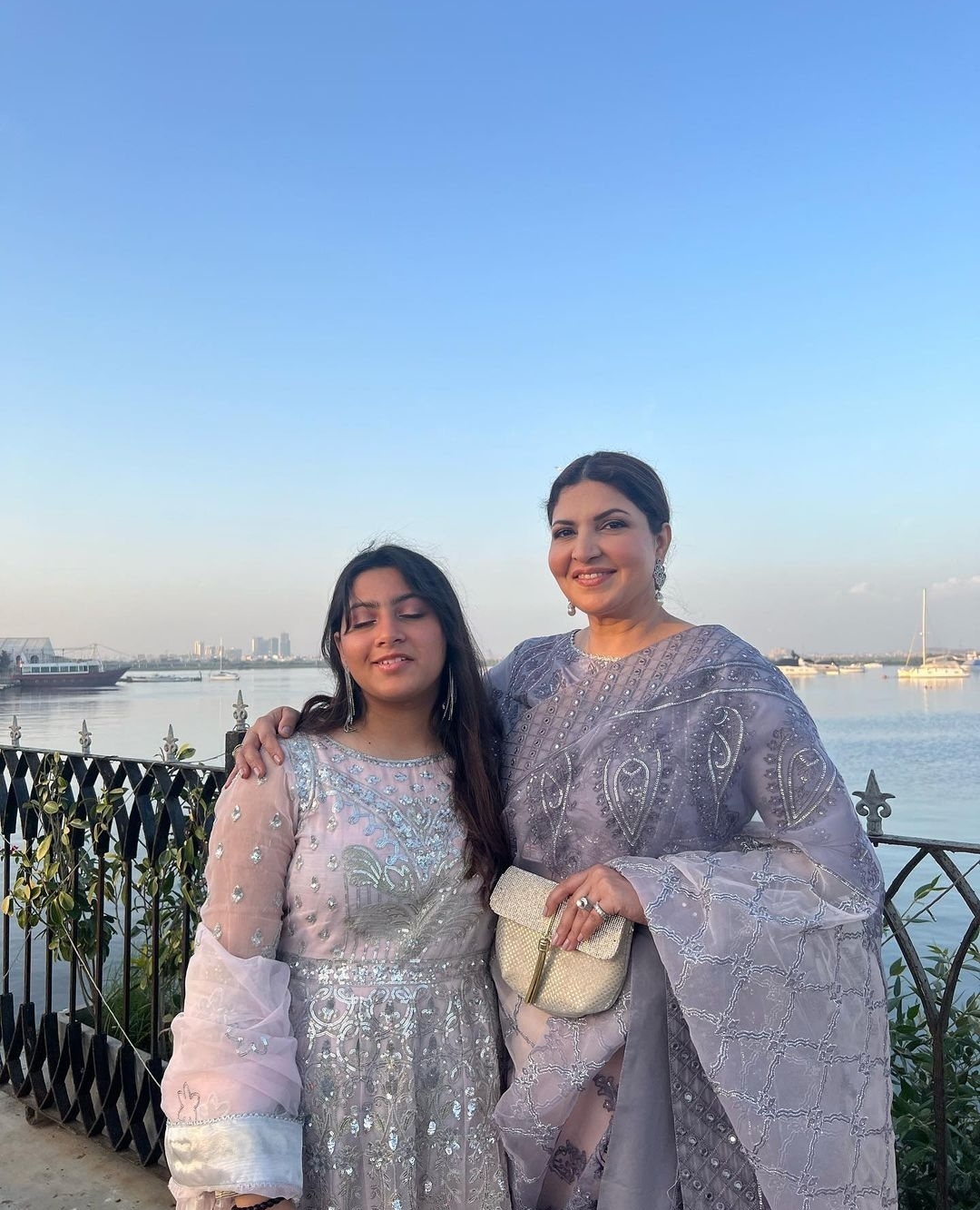 Shagufta Ejaz Shares New Adorable Pictures with Family | Reviewit.pk