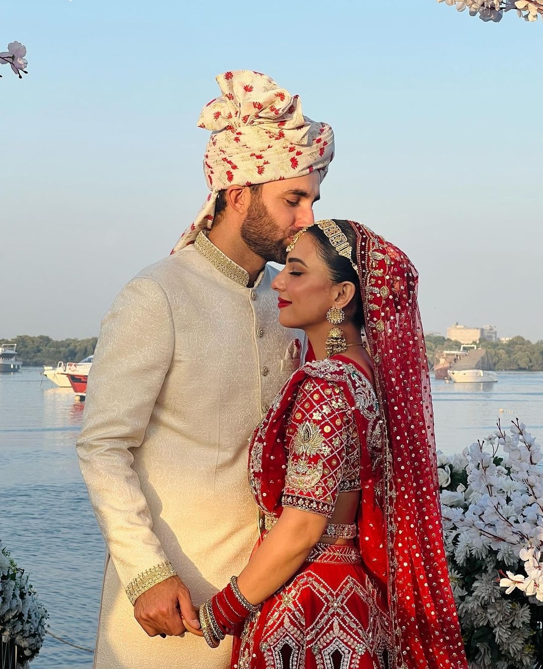 Ushna Shah HD Pictures With Husband Hamza Amin from Reception | Reviewit.pk