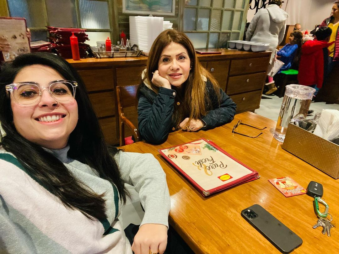 Amber Khan Trip To Usa To Visit Her Daughter Reviewitpk