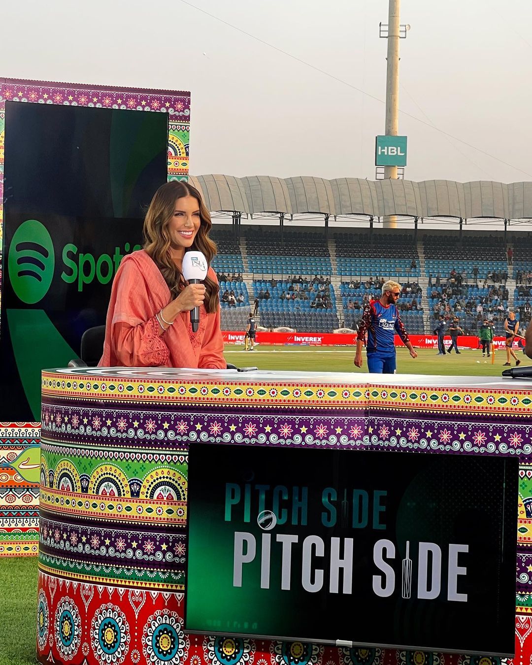 PSL Host Erin Holland Is A Big Fan Of Pakistani Dresses | Reviewit.pk