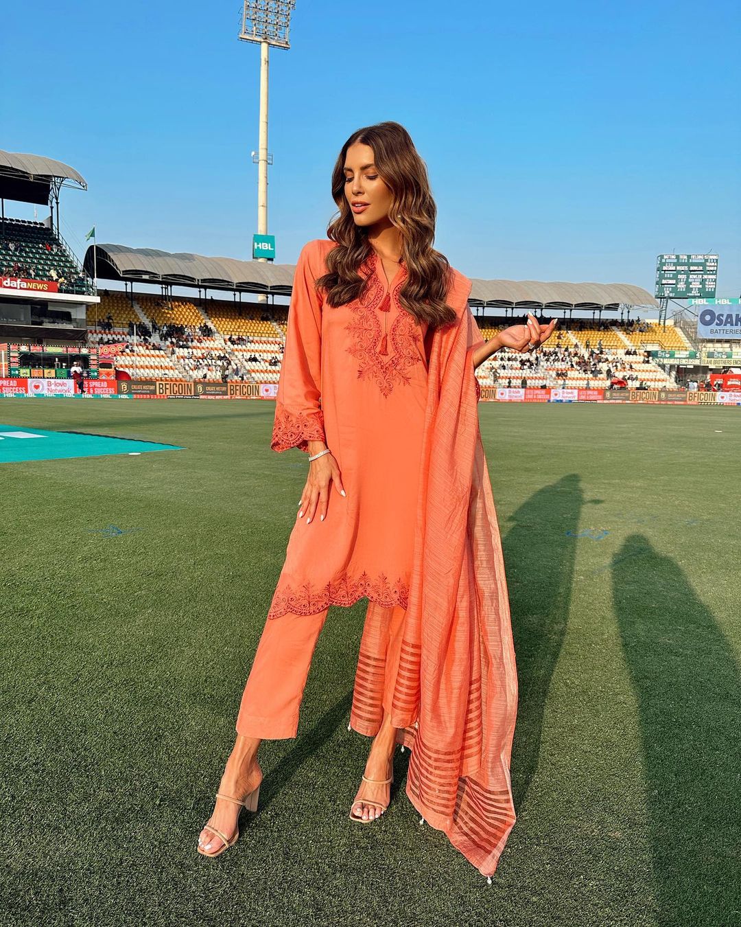 PSL Host Erin Holland Is A Big Fan Of Pakistani Dresses | Reviewit.pk