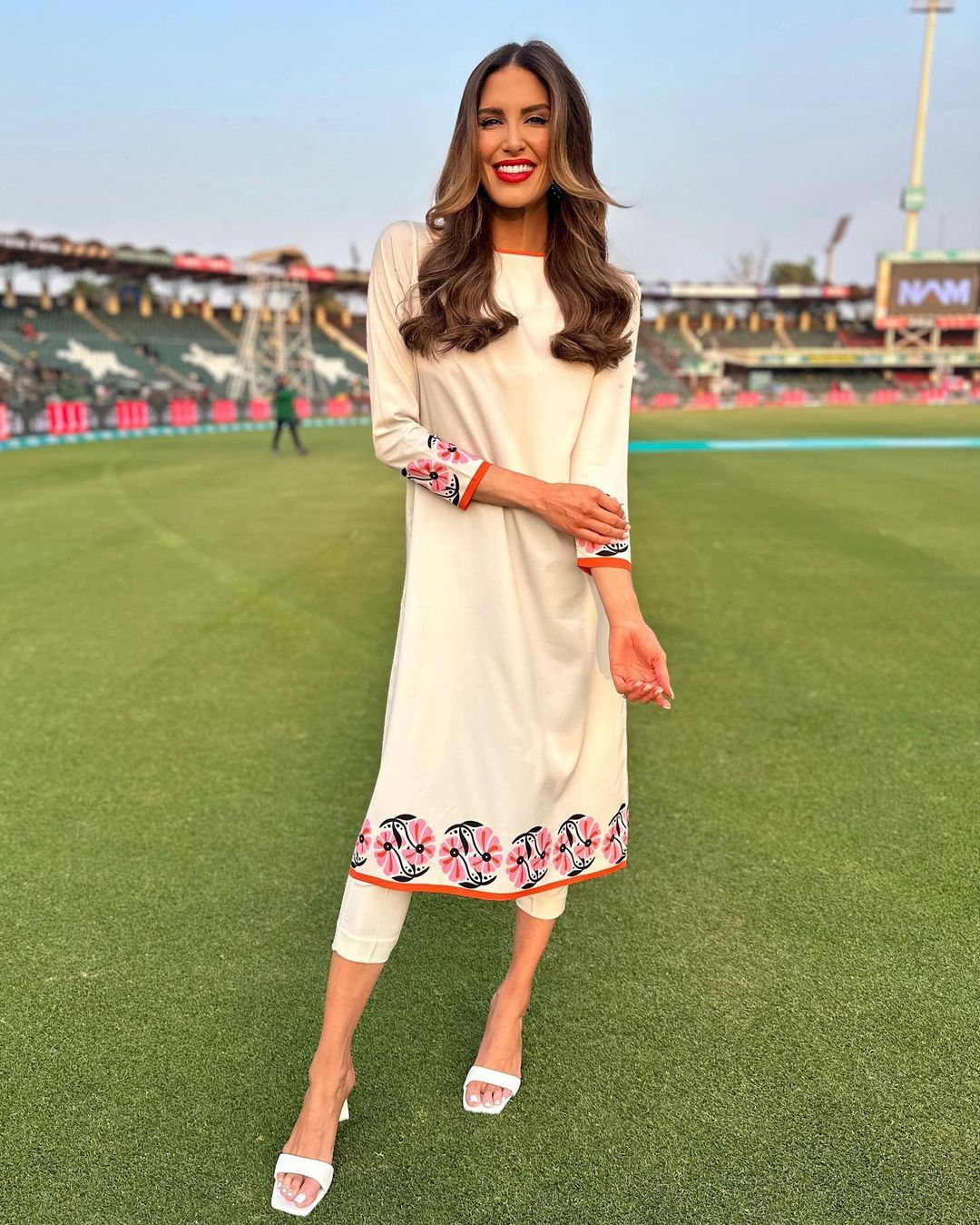 PSL Host Erin Holland Is A Big Fan Of Pakistani Dresses | Reviewit.pk