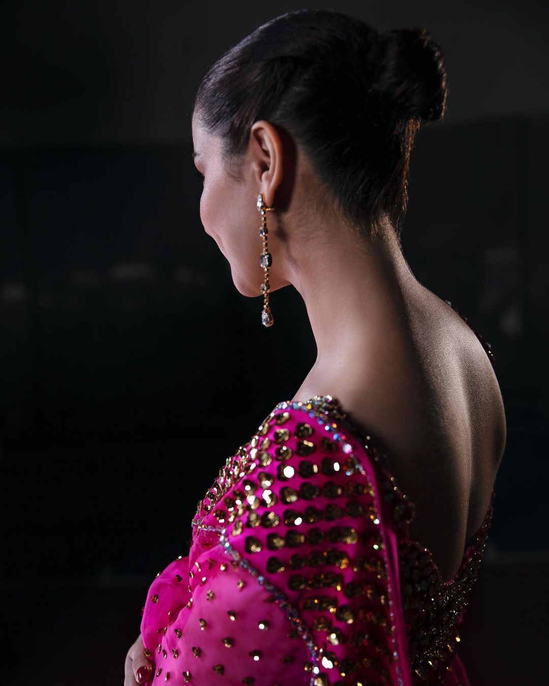 Hania Aamir Is A Vision To Behold In Latest Shoot | Reviewit.pk