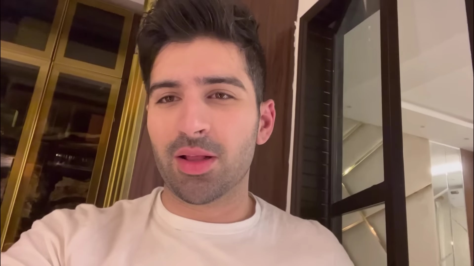 Muneeb Butt Shares First Iftar From Home | Reviewit.pk