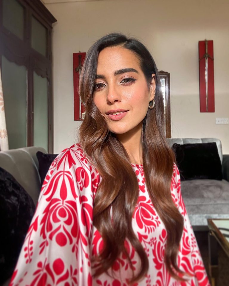 Iqra Aziz Upcoming Drama Mannat Murad Details & BTS Pictures | Reviewit.pk