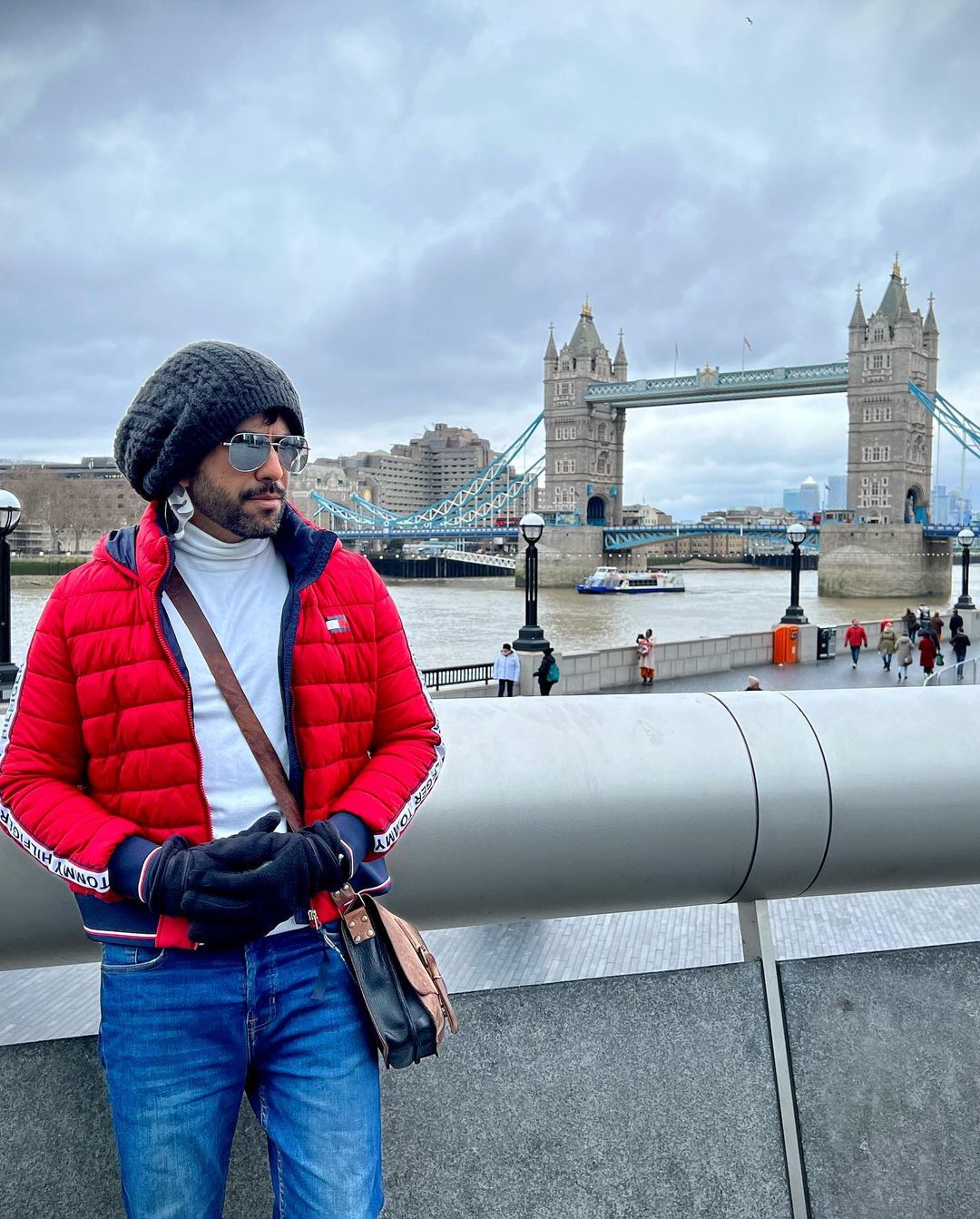 Junaid Khan Looks Dashing On His London Trip | Reviewit.pk