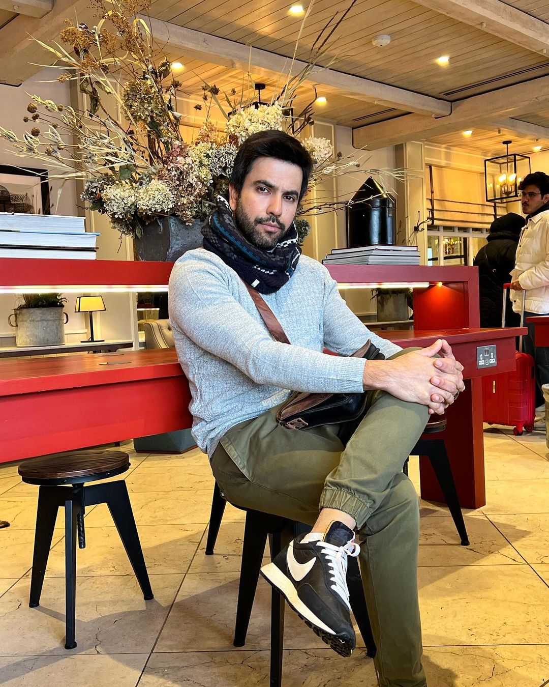 Junaid Khan Looks Dashing On His London Trip | Reviewit.pk