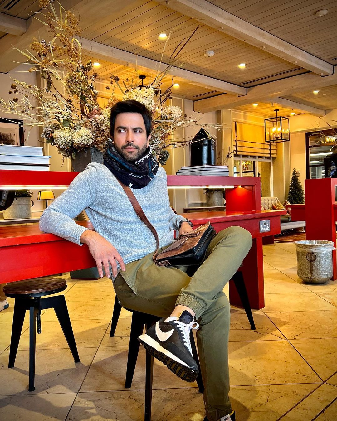 Junaid Khan Looks Dashing On His London Trip | Reviewit.pk