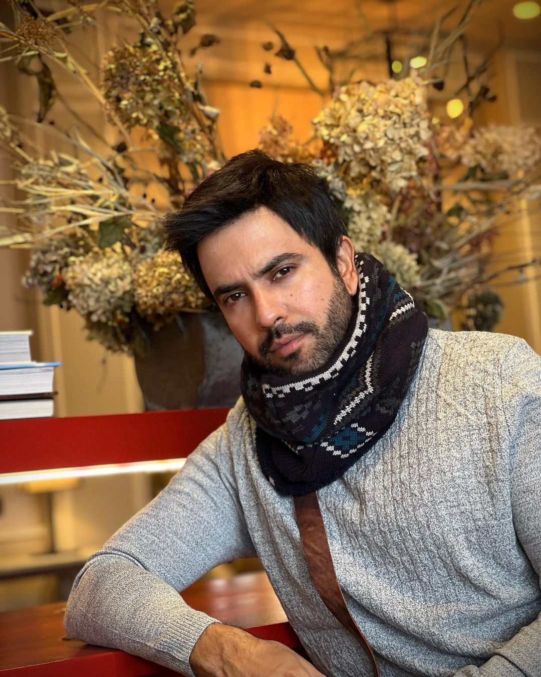 Junaid Khan Looks Dashing On His London Trip | Reviewit.pk