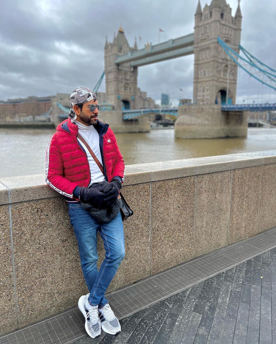 Junaid Khan Looks Dashing On His London Trip | Reviewit.pk