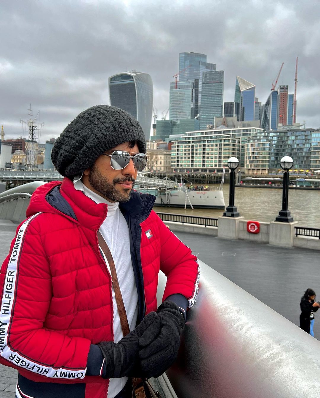 Junaid Khan Looks Dashing On His London Trip | Reviewit.pk