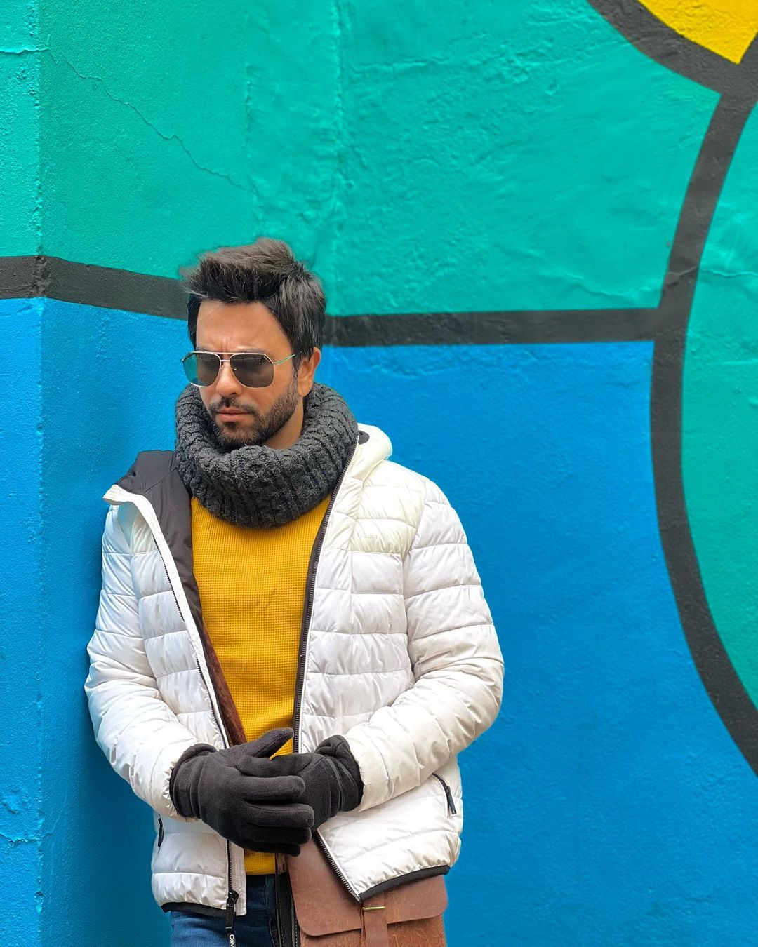 Junaid Khan Looks Dashing On His London Trip | Reviewit.pk