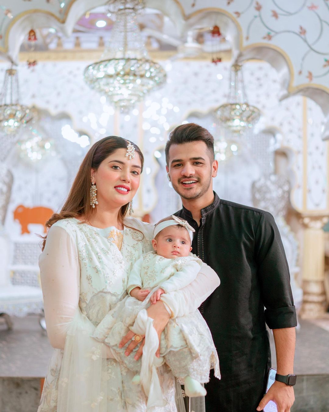 Kanwal Aftab Twinning In White With Daughter Aizal Zulqarnain | Reviewit.pk
