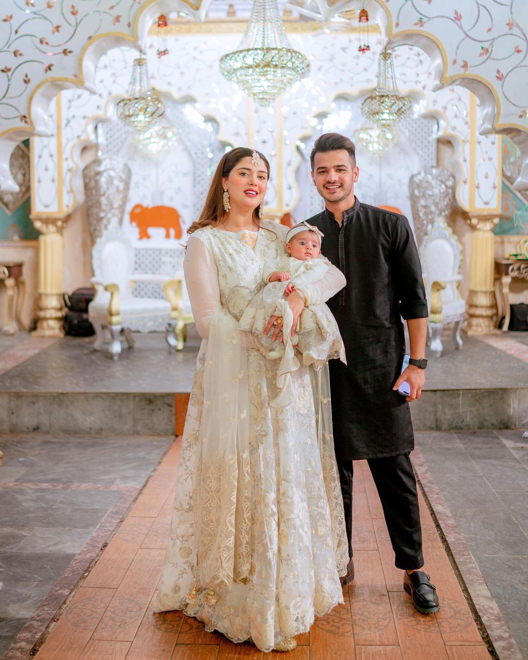 Kanwal Aftab Twinning In White With Daughter Aizal Zulqarnain | Reviewit.pk