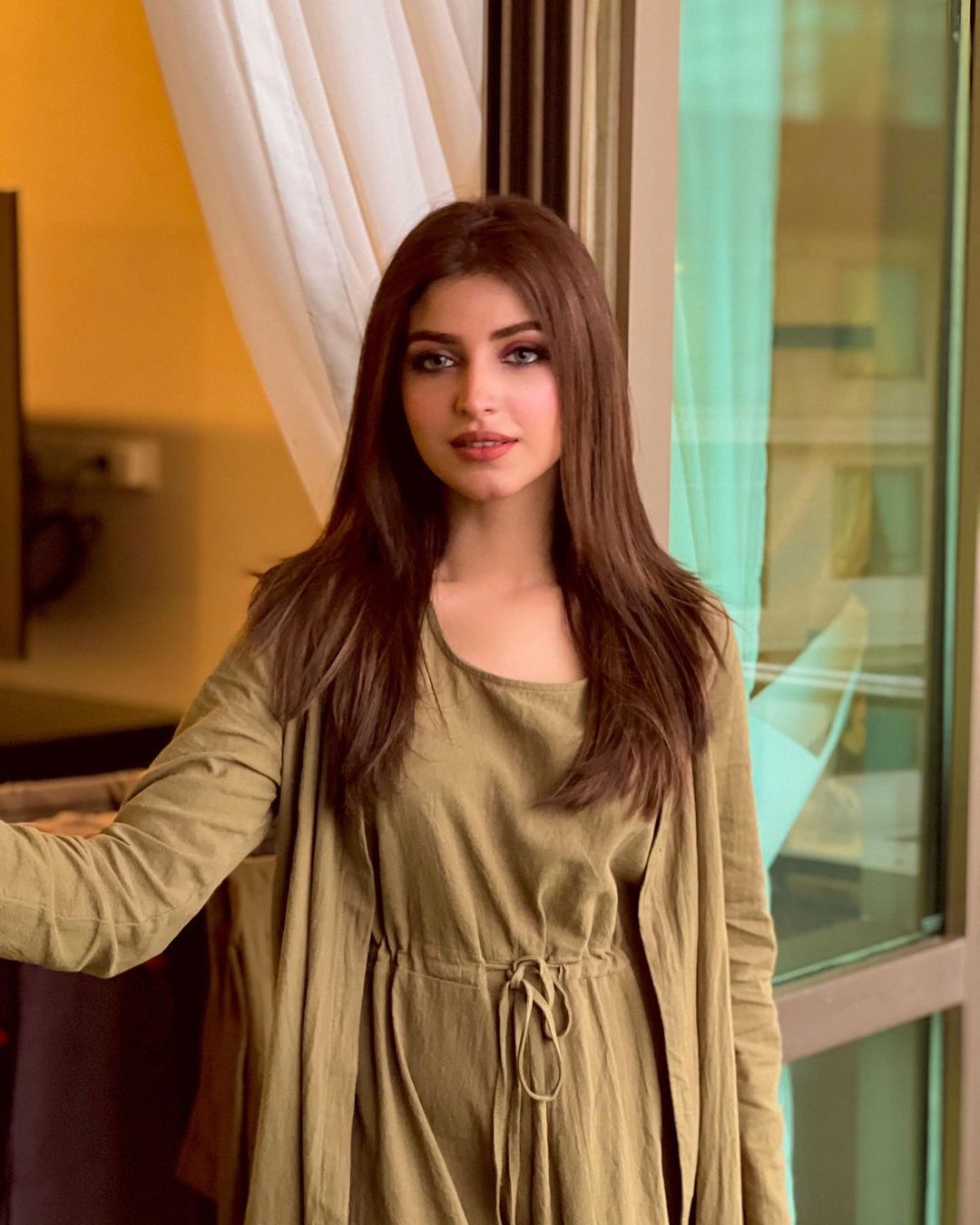 Kinza Hashmi Celebrates Her Birthday With Stars | Reviewit.pk