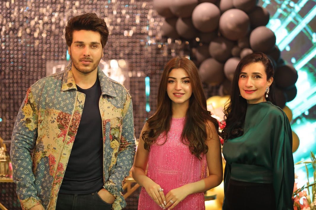 Kinza Hashmi Celebrates Her Birthday With Stars | Reviewit.pk