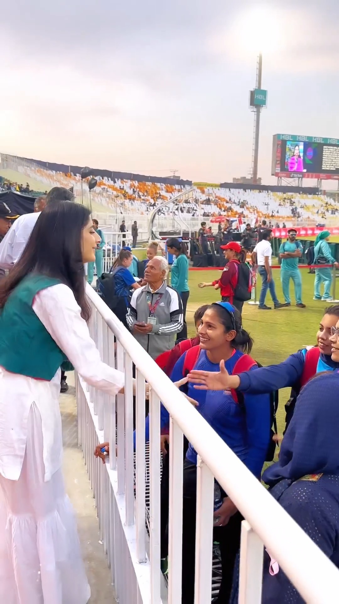 Pakistani Celebrities Support Women PSL Matches | Reviewit.pk