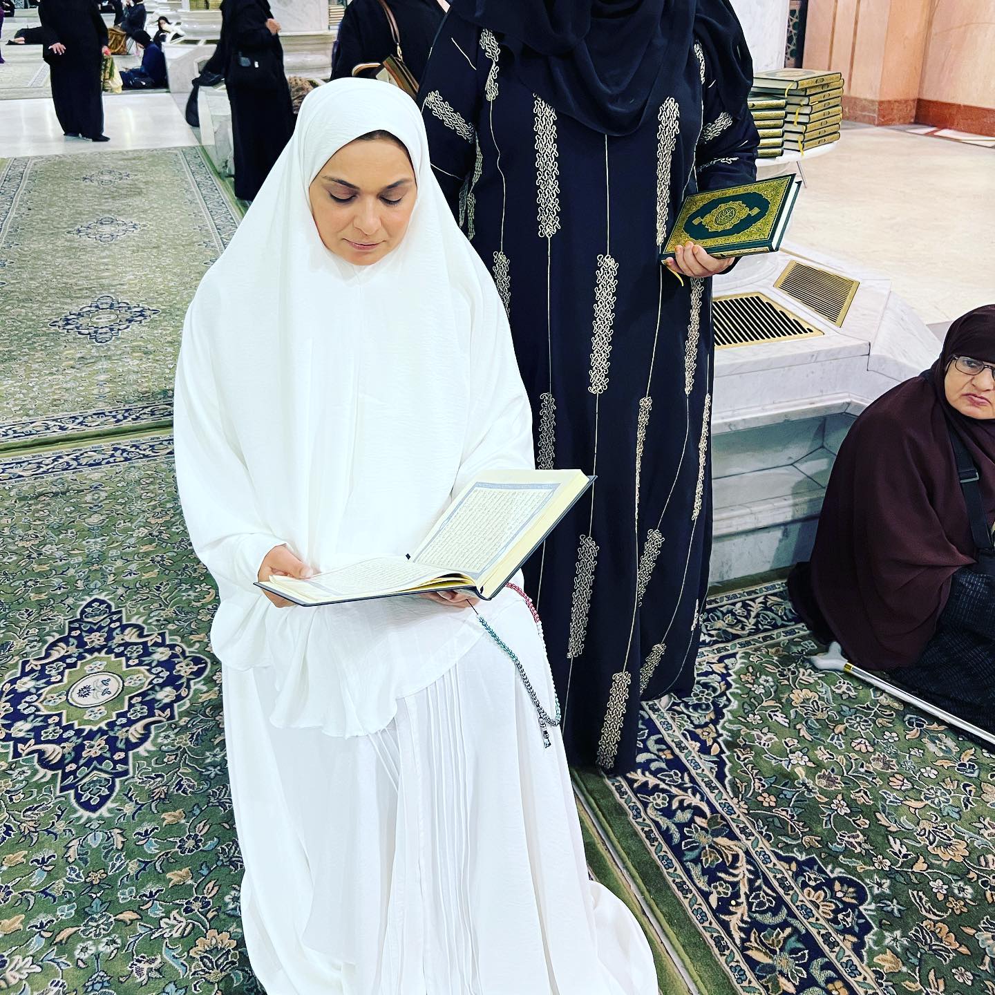 Meera Jee Spotted In Madinah Munawarah During Ramadan | Reviewit.pk