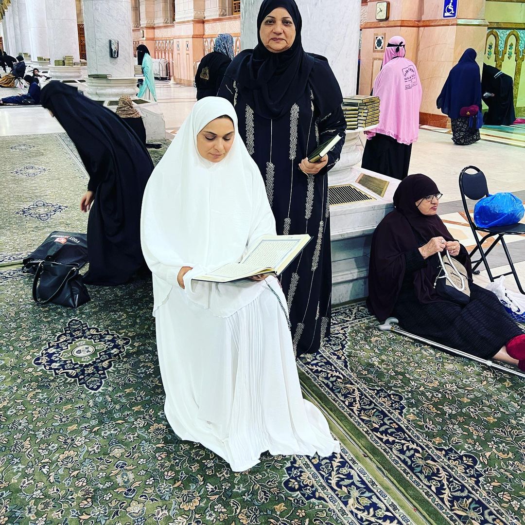 Meera Jee Spotted In Madinah Munawarah During Ramadan | Reviewit.pk