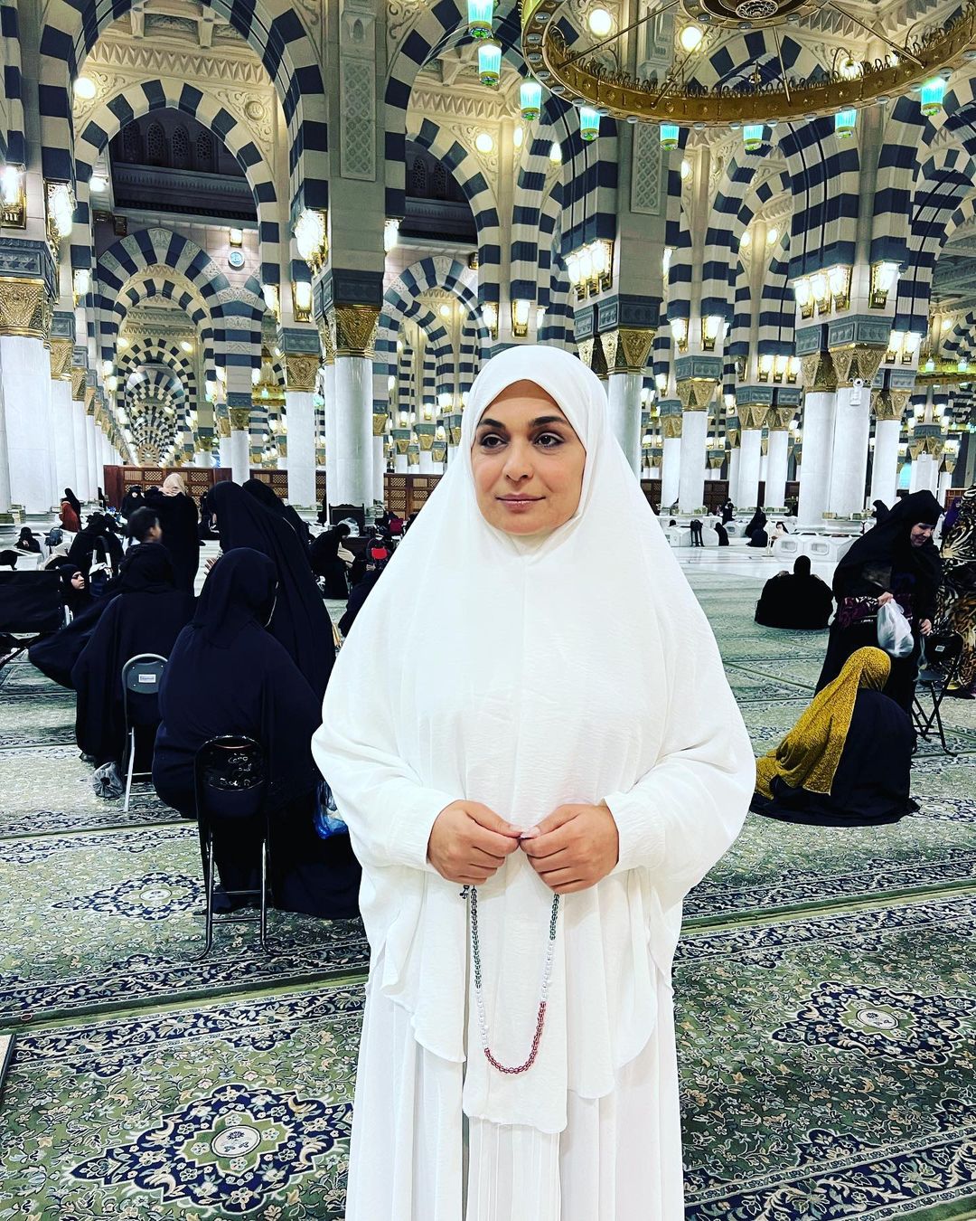 Meera Jee Spotted In Madinah Munawarah During Ramadan | Reviewit.pk