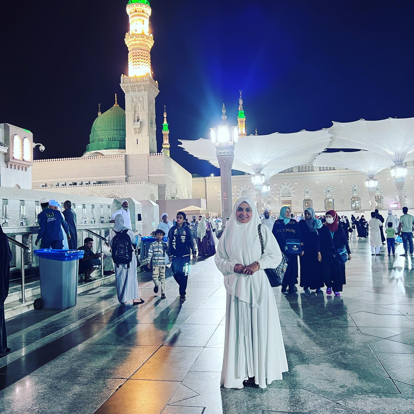 Meera Jee Spotted In Madinah Munawarah During Ramadan | Reviewit.pk