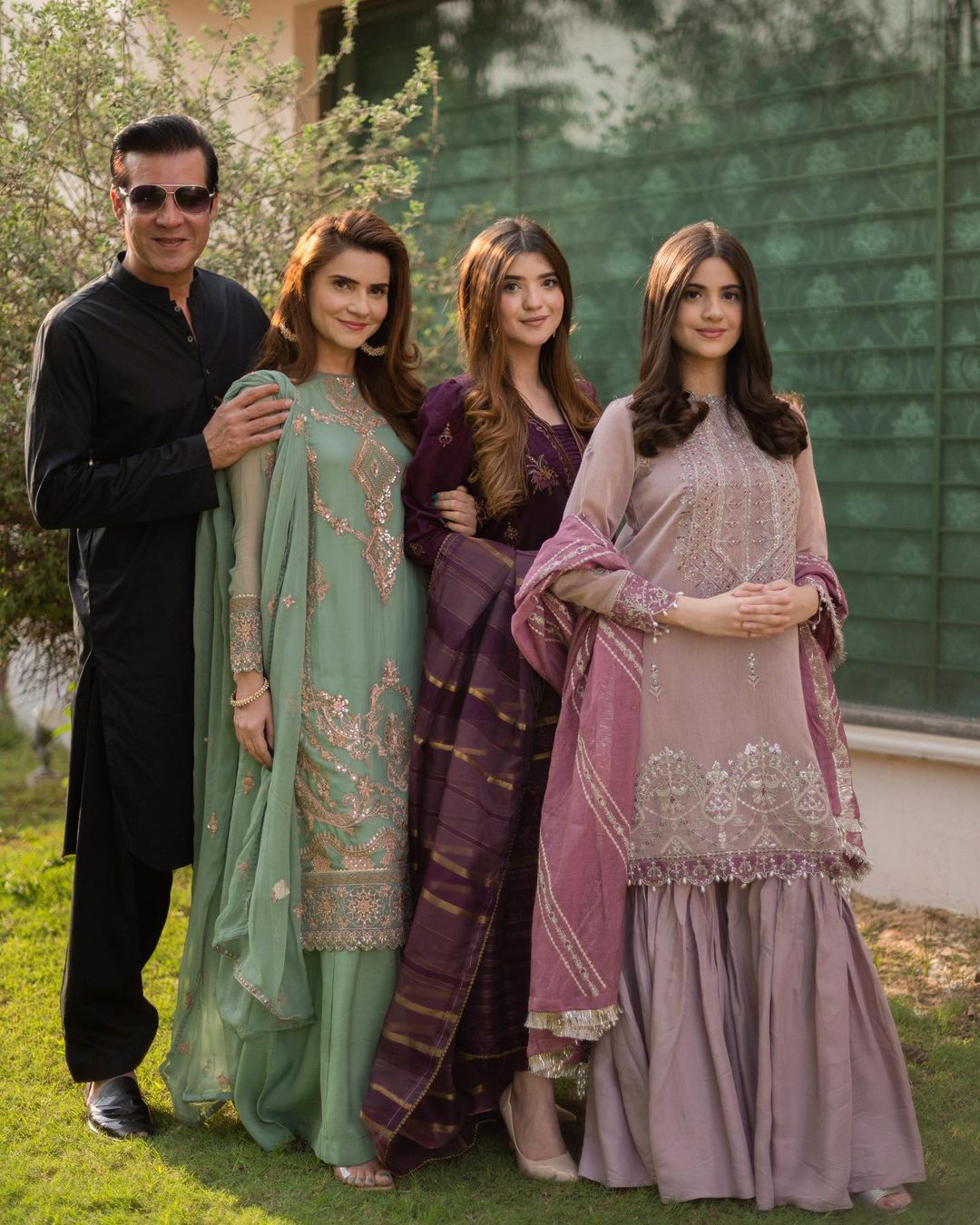 Moammar Rana With His Beautiful Wife And Daughters | Reviewit.pk