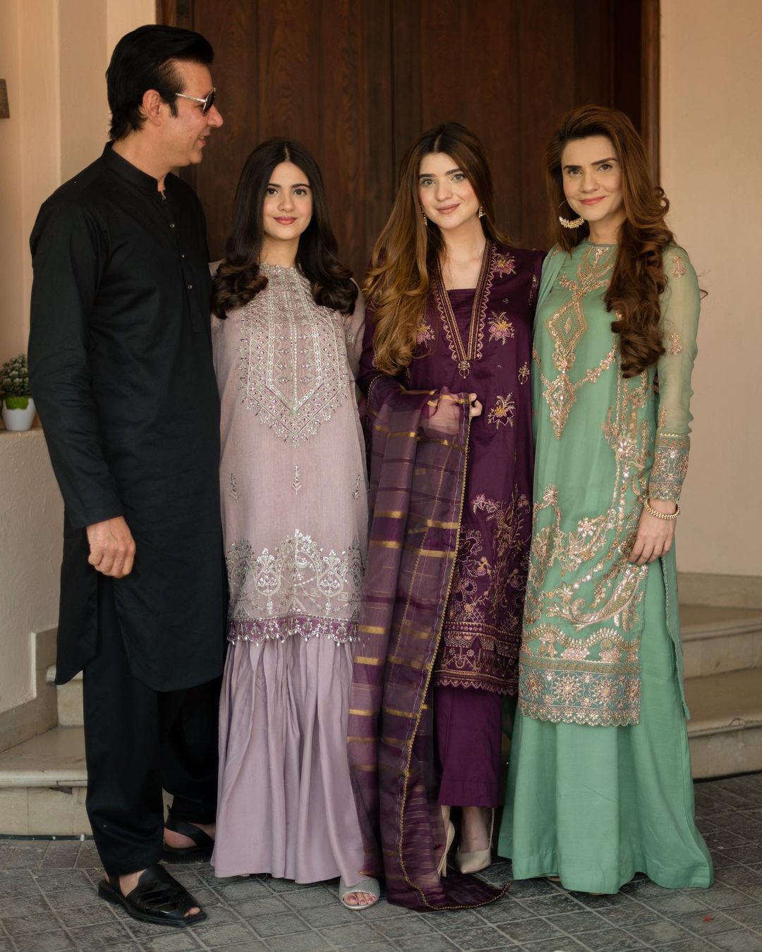 Moammar Rana With His Beautiful Wife And Daughters | Reviewit.pk