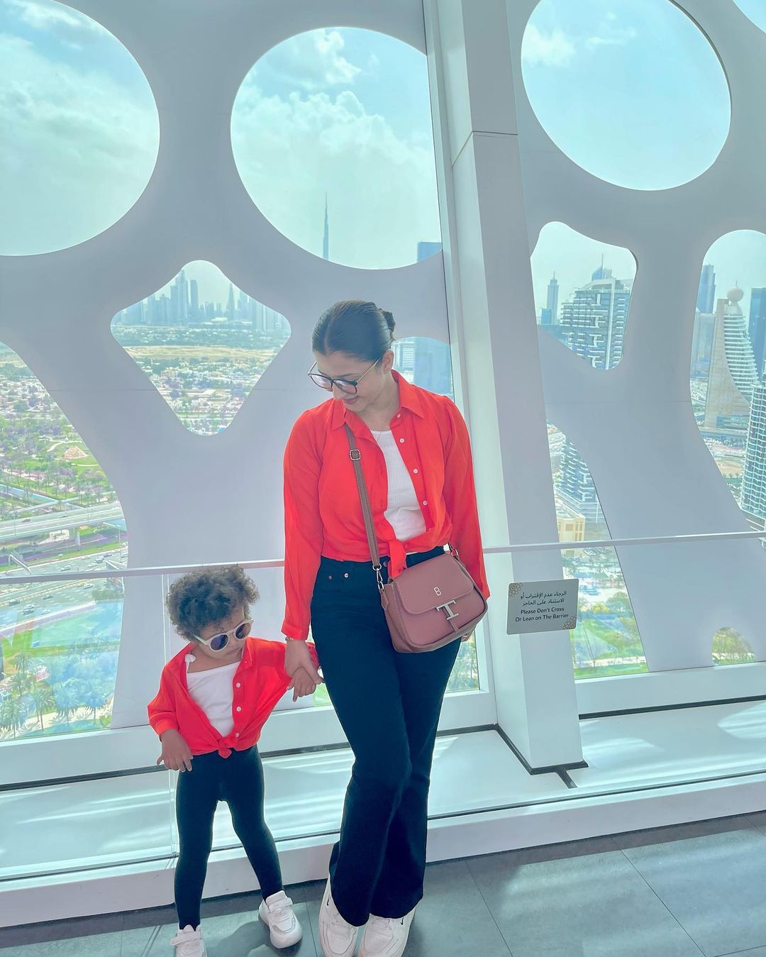 News Anchor Neelum Yousaf With Family In Dubai | Reviewit.pk