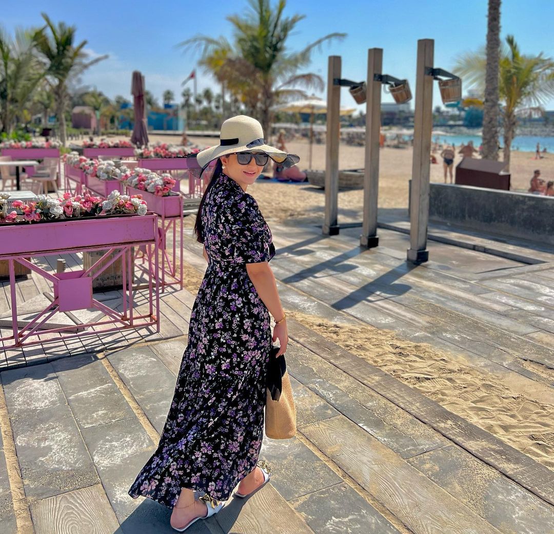 News Anchor Neelum Yousaf With Family In Dubai | Reviewit.pk