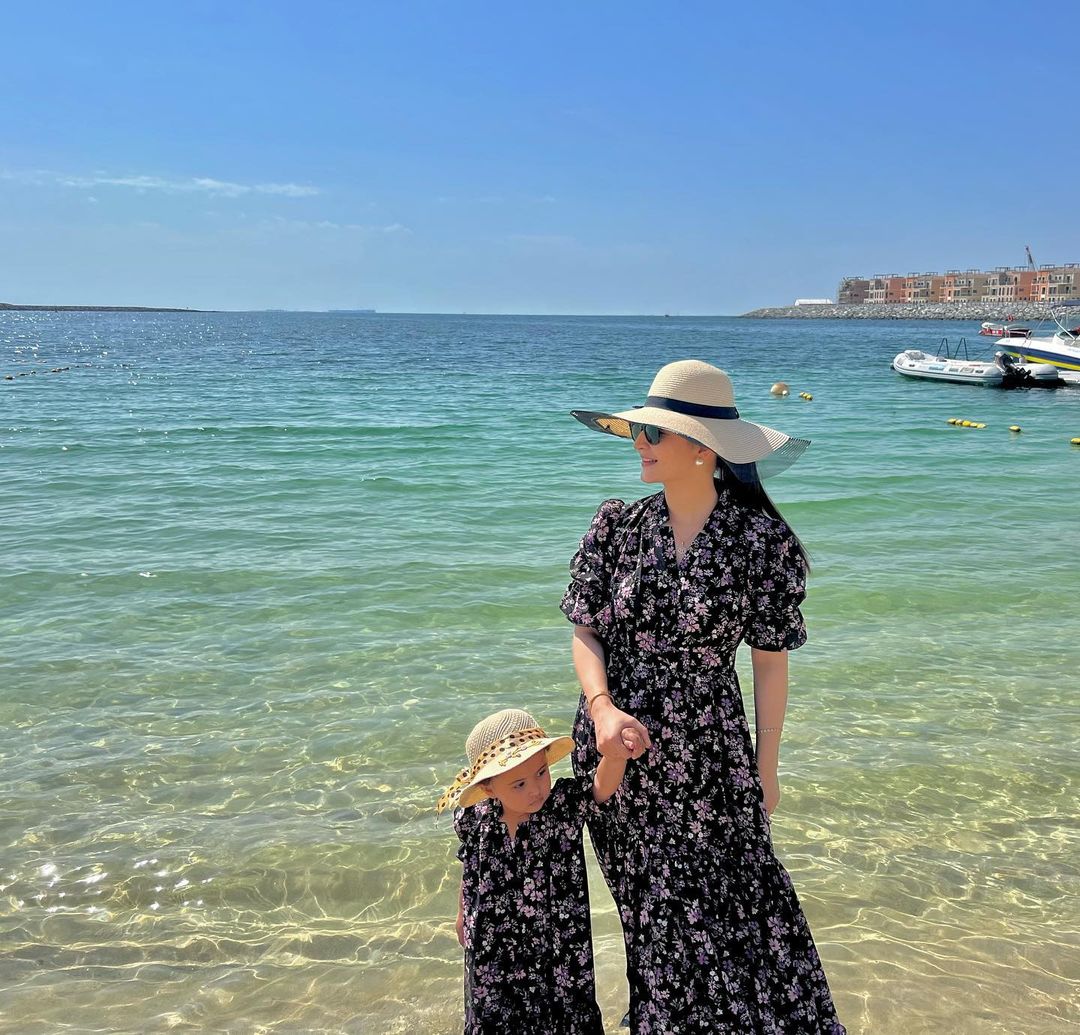 News Anchor Neelum Yousaf With Family In Dubai | Reviewit.pk