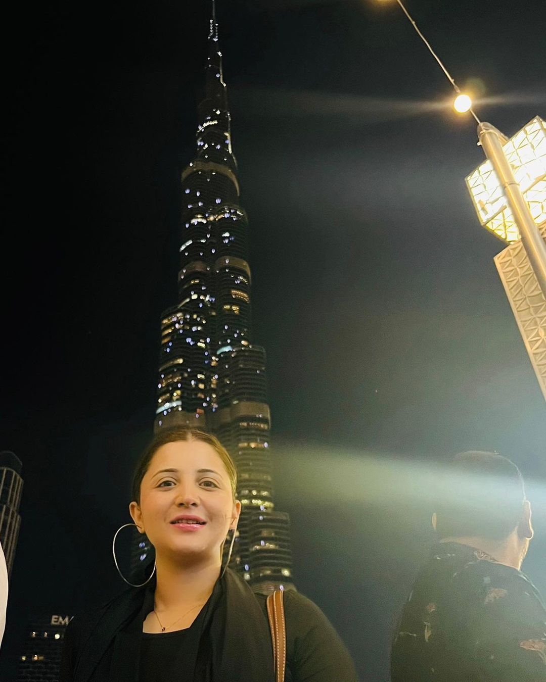 News Anchor Neelum Yousaf With Family In Dubai | Reviewit.pk