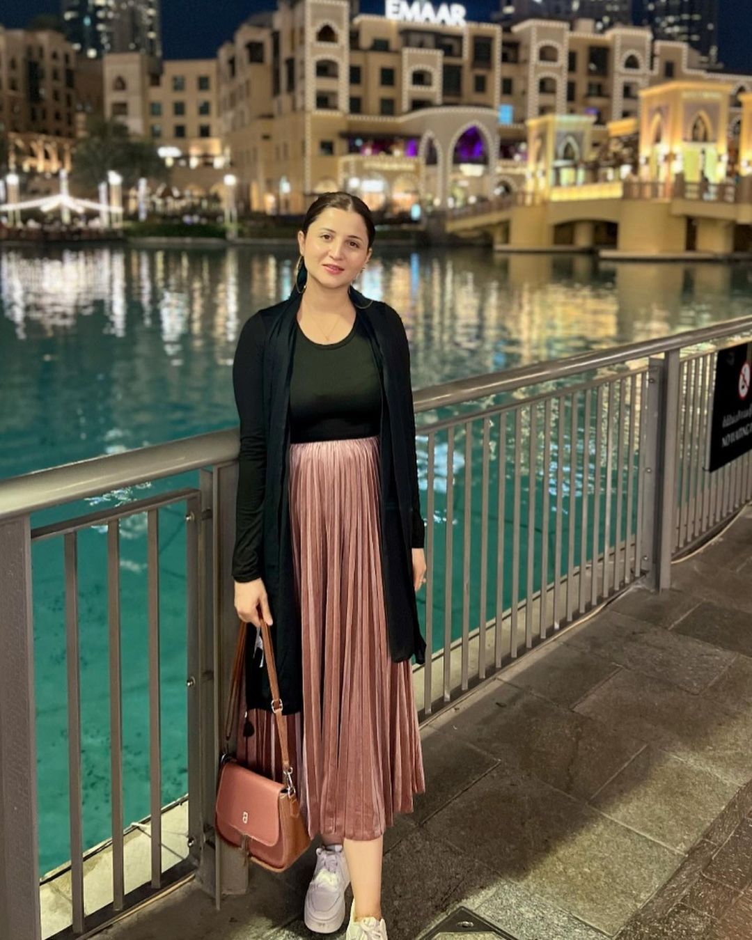 News Anchor Neelum Yousaf With Family In Dubai | Reviewit.pk