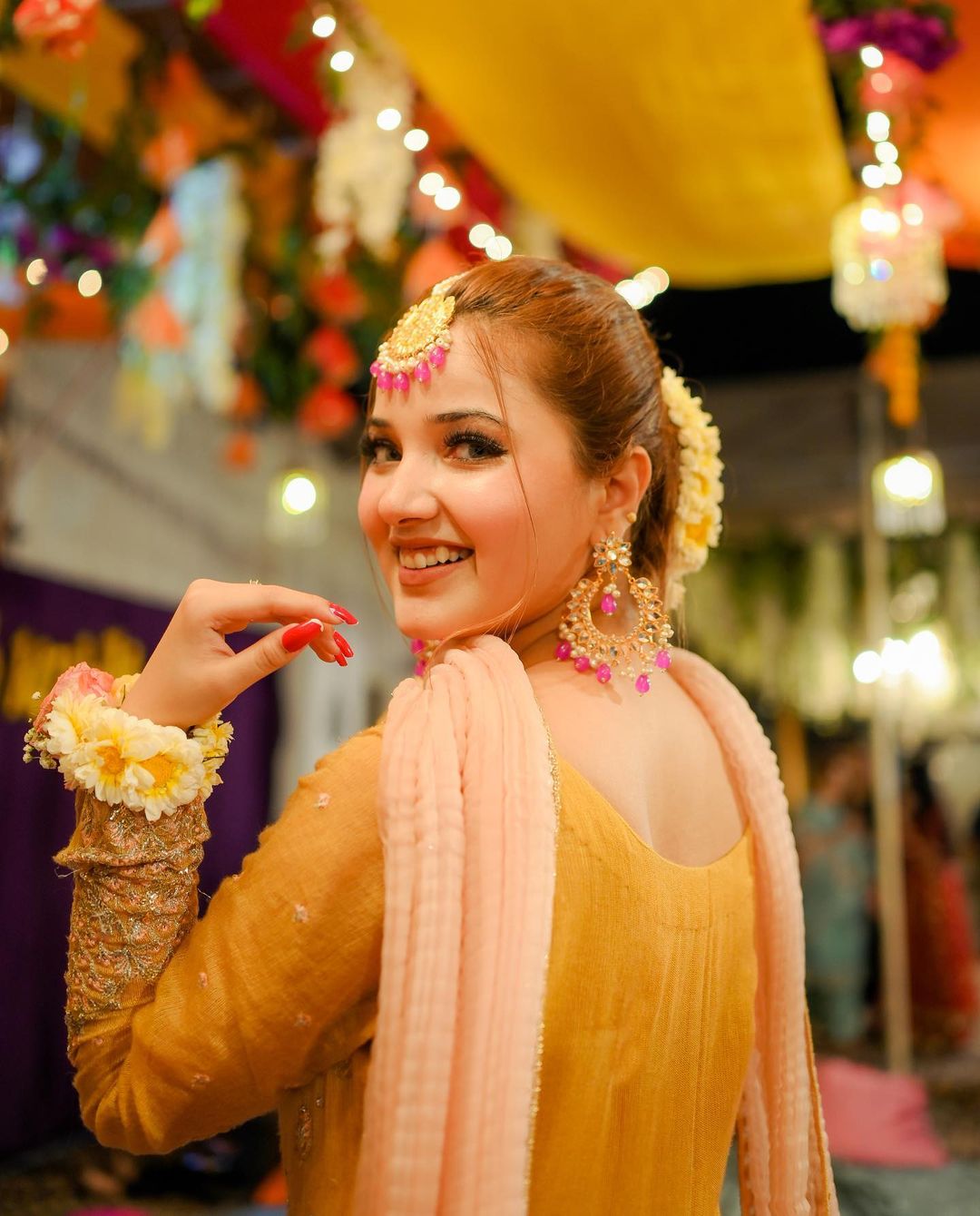 Rabeeca Khan Looks Gorgeous In Yellow For Friend's Dholki | Reviewit.pk