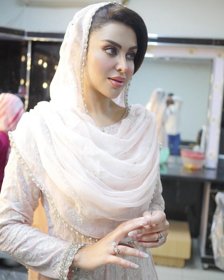 People Think Sara Bhatti Got Cosmetic Surgery Done | Reviewit.pk