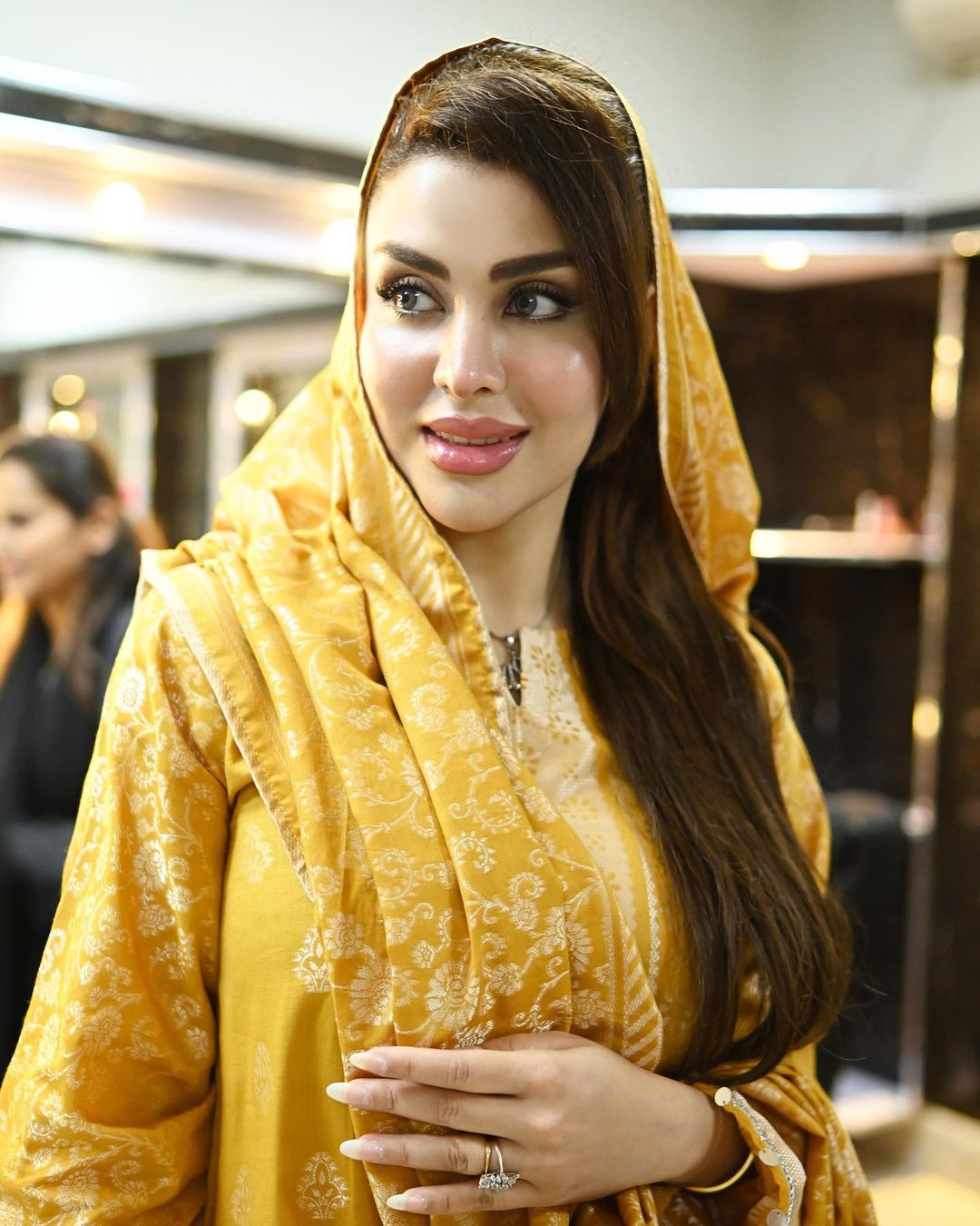 People Think Sara Bhatti Got Cosmetic Surgery Done | Reviewit.pk