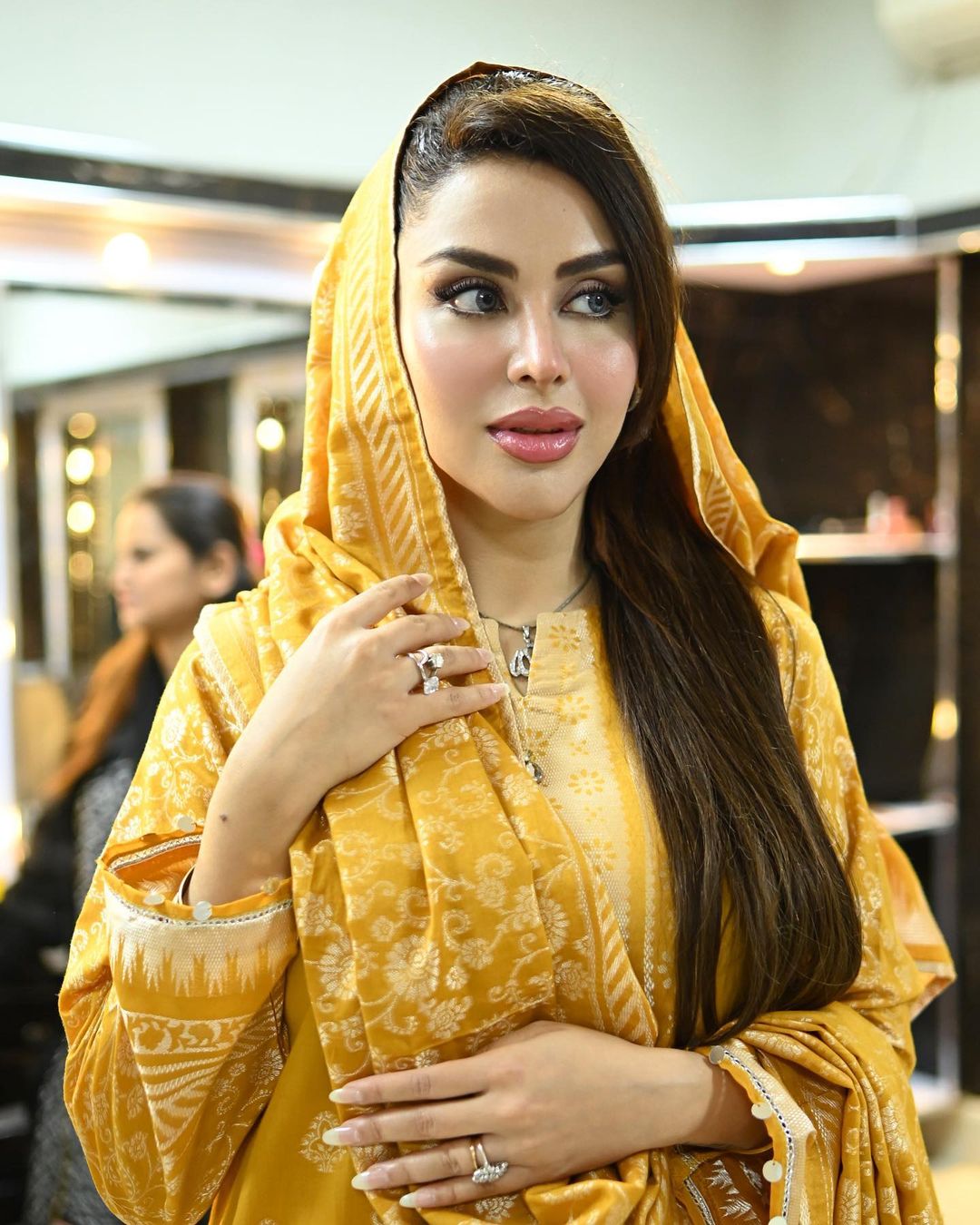 People Think Sara Bhatti Got Cosmetic Surgery Done | Reviewit.pk