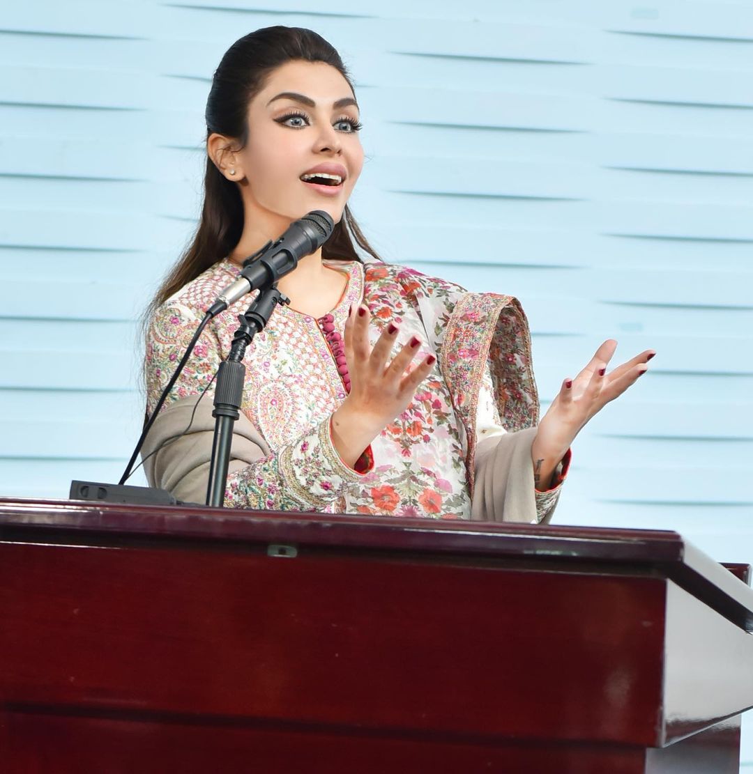 People Think Sara Bhatti Got Cosmetic Surgery Done | Reviewit.pk