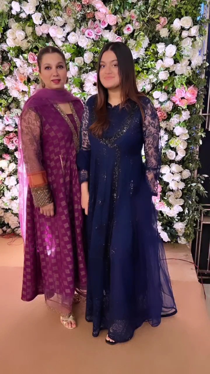 Shaista Lodhi Spotted With Daughter Emaan At A Wedding | Reviewit.pk