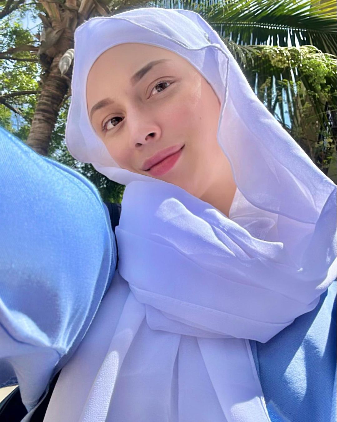 Sidra Batool Shared Beautiful Pictures With Daughters | Reviewit.pk