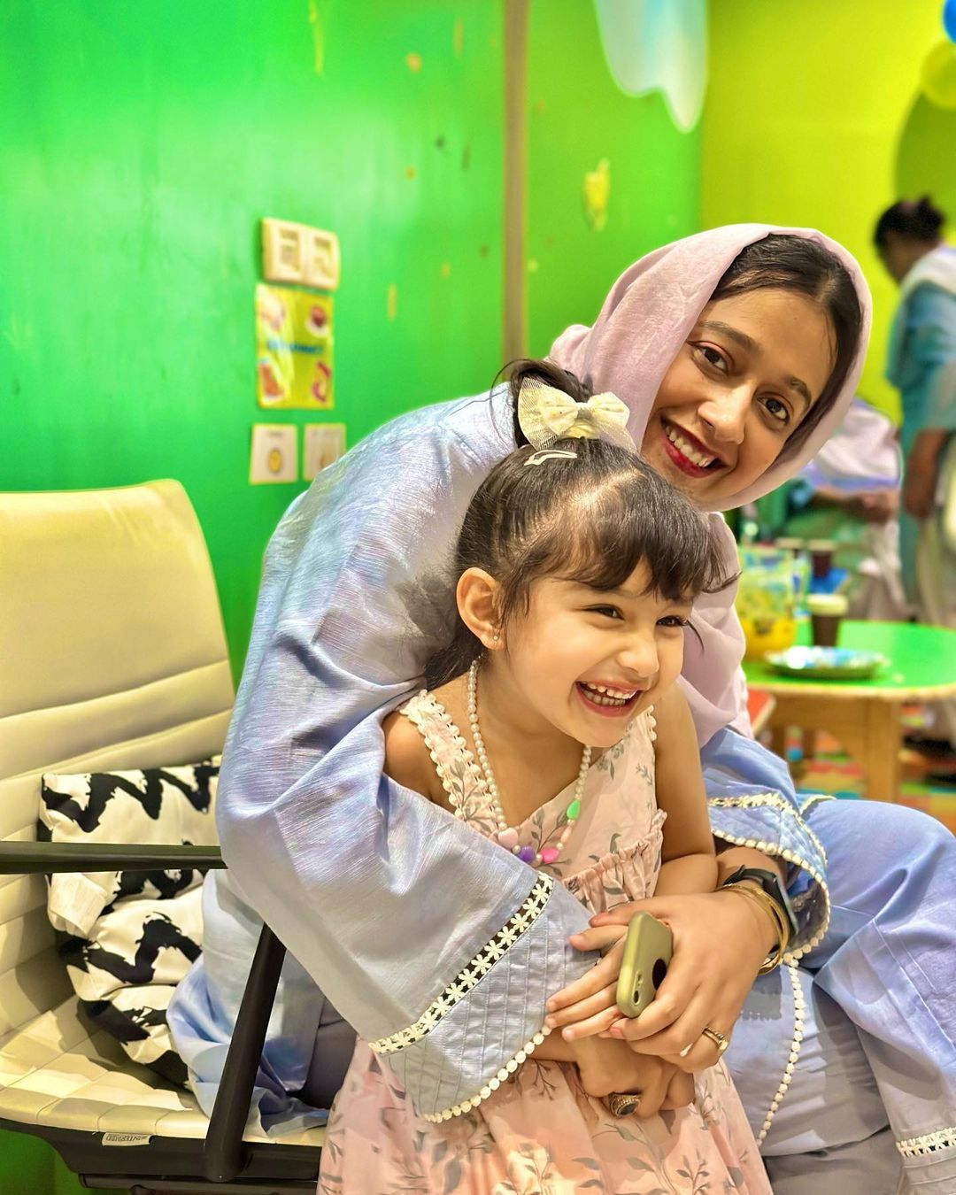 Sidra Batool Shared Beautiful Pictures With Daughters | Reviewit.pk