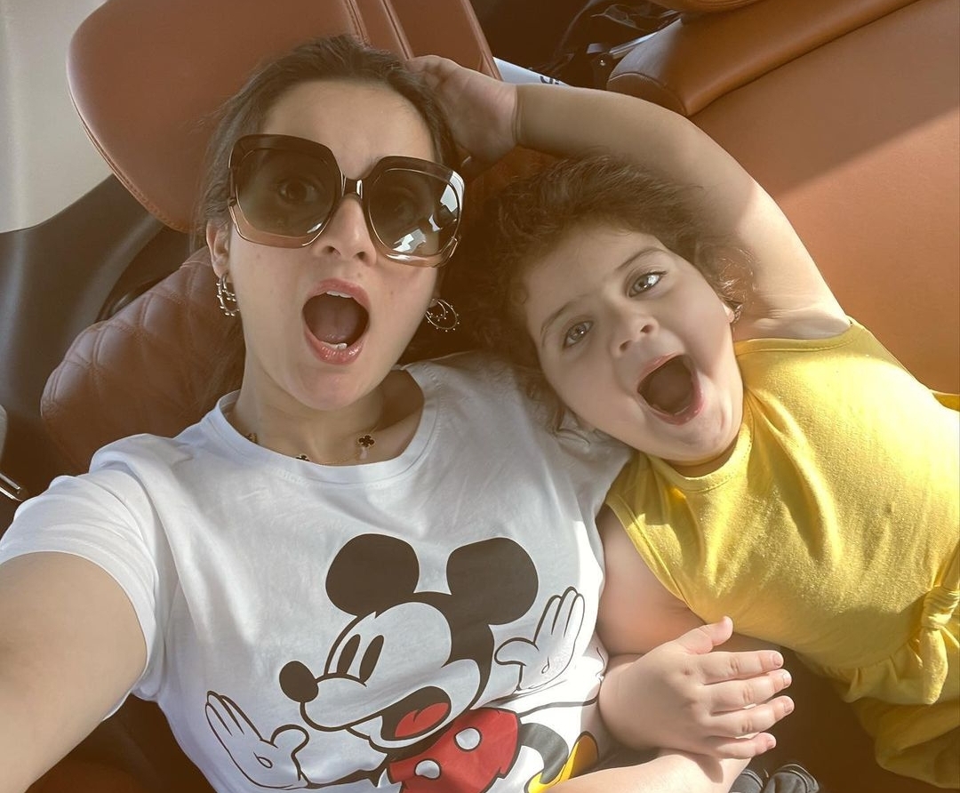 Aiman Khan & Minal Khan New Family Pictures | Reviewit.pk