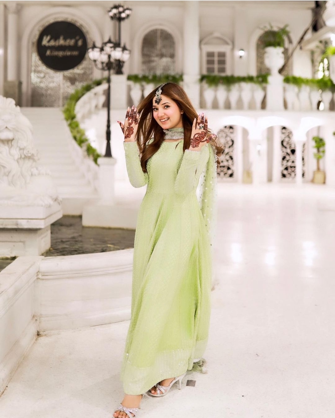 Pakistani Celebrities Pictures from Chand Raat Celebrations | Reviewit.pk