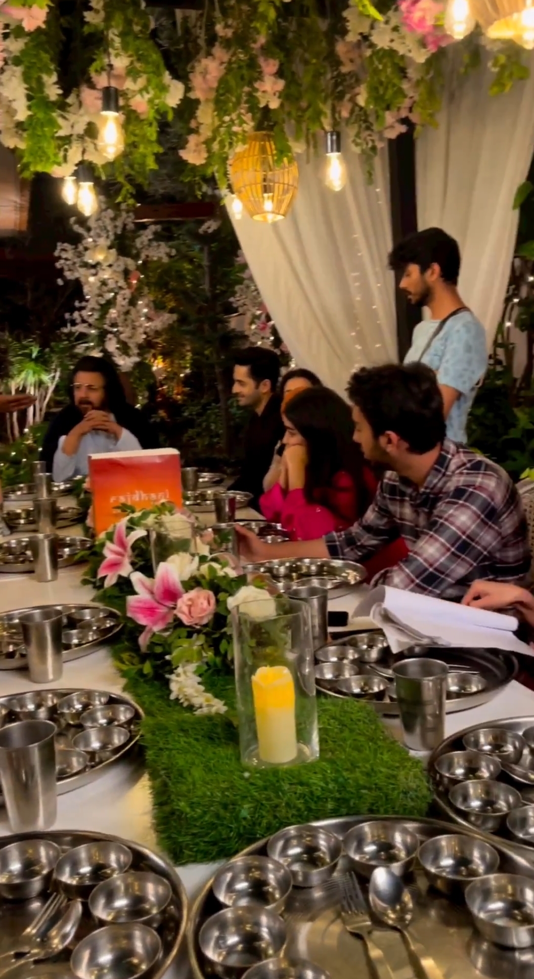 Chand Tara Cast Criticized For Doing Iftar in Indian Style Thali ...