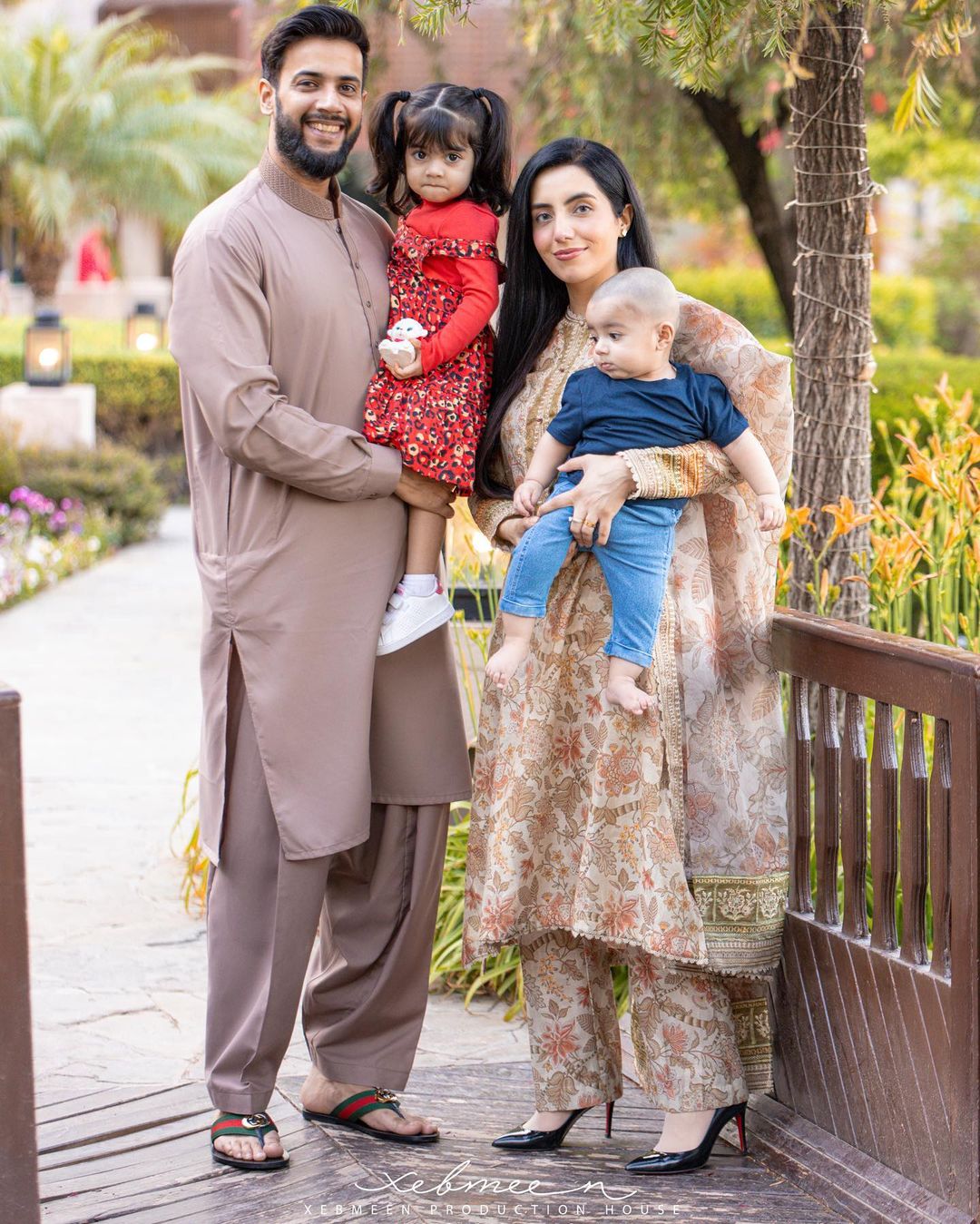 Cricketer Imad Wasim Adorable Family Photoshoot | Reviewit.pk