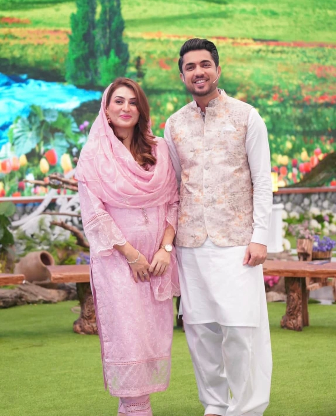 Iqrar Ul Hassan Beautiful Family Pictures | Reviewit.pk Iqrar Ul Hassan Beautiful Family Pictures | Reviewit.pk