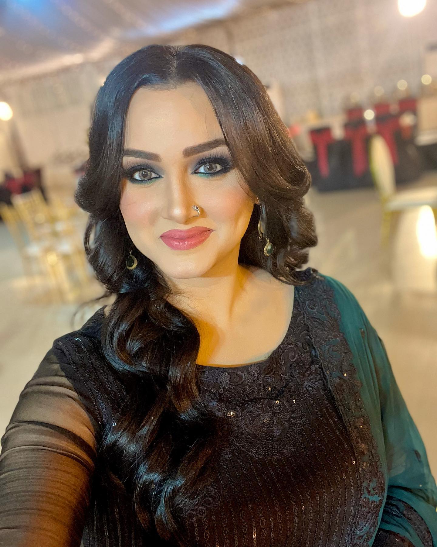 Kiran Tabeir New Adorable Pictures & Video With Daughter | Reviewit.pk